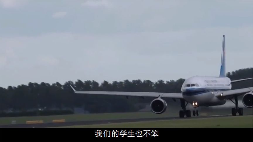 美国疫情严重,留学生机场排长队逆向跑毒去美国,原因究竟为何