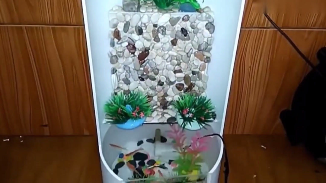 一截废弃的PVC管,农民工把它拿回来做成鱼缸,倒上水一看服了
