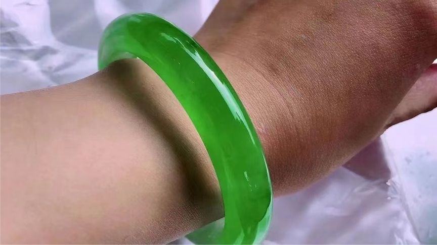 美女38000买的翡翠原石现场开切,暴涨厉害,引得众人围观!