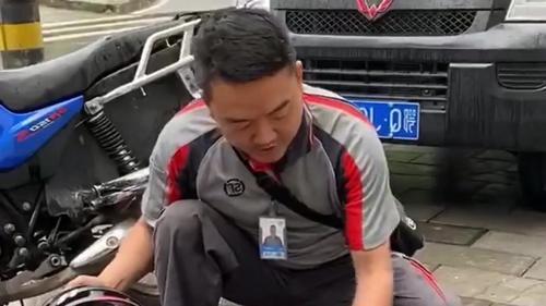 小伙子实力演绎不戴头盔的坏处,让我莫名的很心慌!