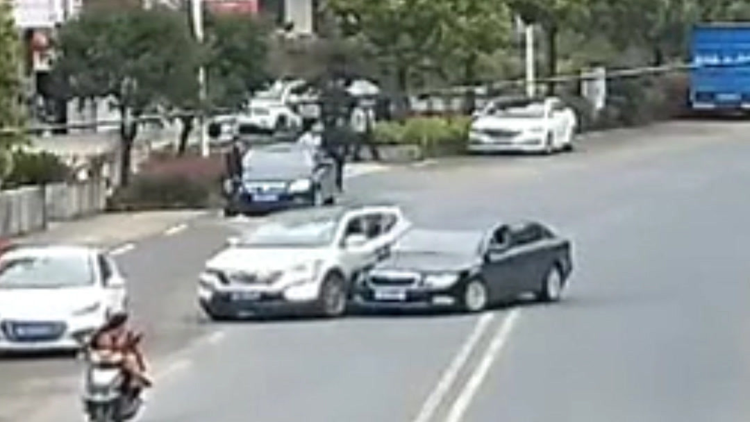 看见妻子坐别人车里 男子怒火中烧驾车一路追逐撞击