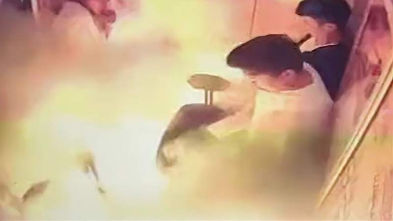 3秒火焰吞噬!成都一电动车电梯内爆炸烧伤多人,其中还有一婴儿