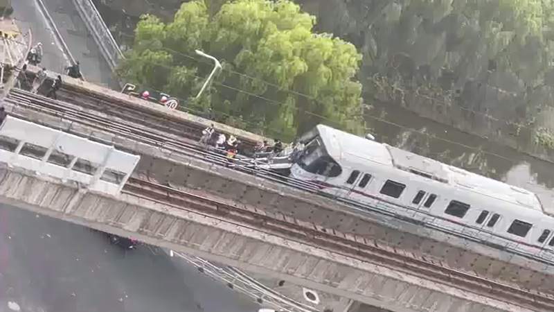 上海地铁11号线车顶冒火 官方:供电设备故障
