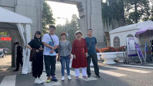 开学季|内蒙古奶奶送孙子上清华,带了四五套衣服在校门留影