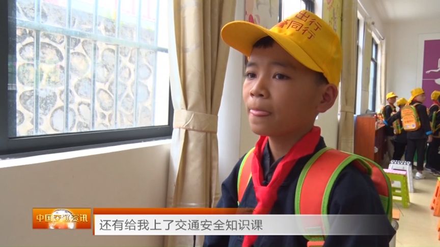 交警进入校园,给小学生送小礼物,孩子们被采访时都说好!