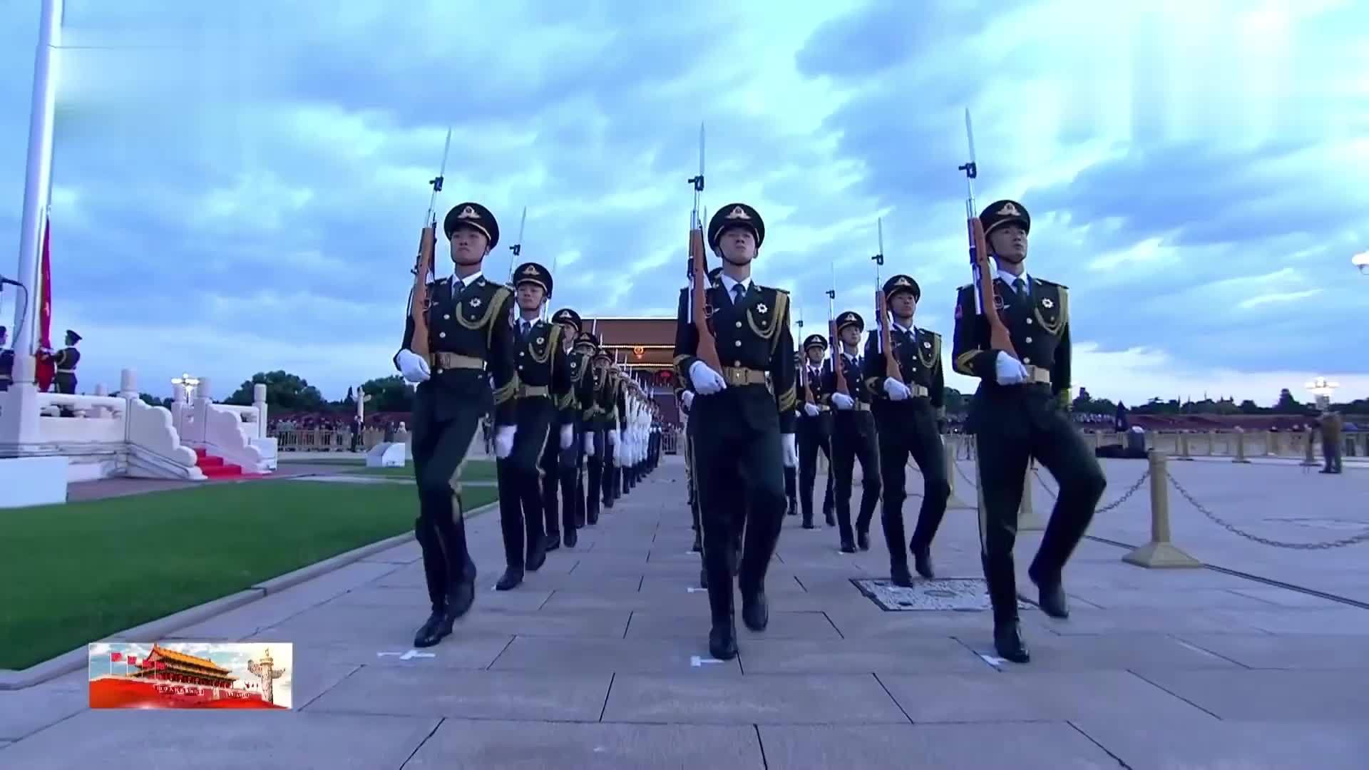 大国风范!天安门广场11万人观看国庆升旗仪式 唱国歌祝福祖国
