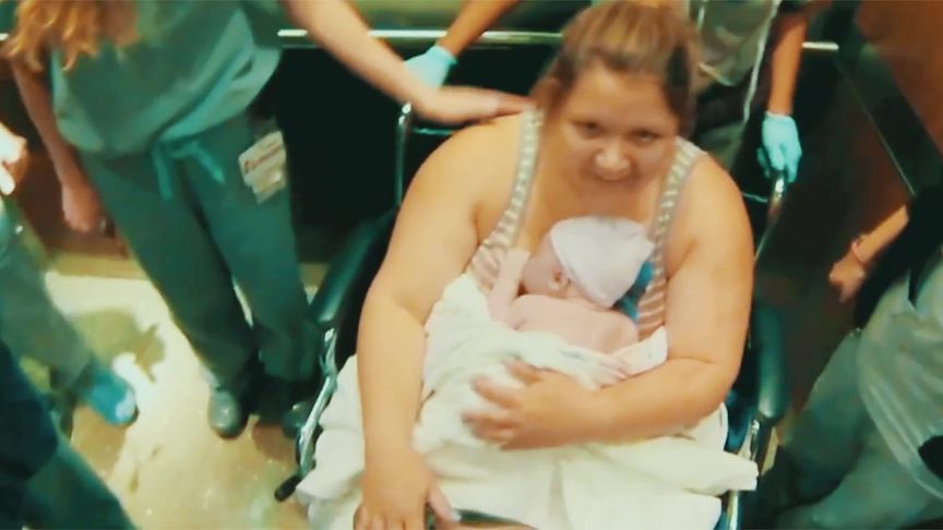 纪录片:活久见!孕妇坚持不到进手术室,站在医院门口分娩