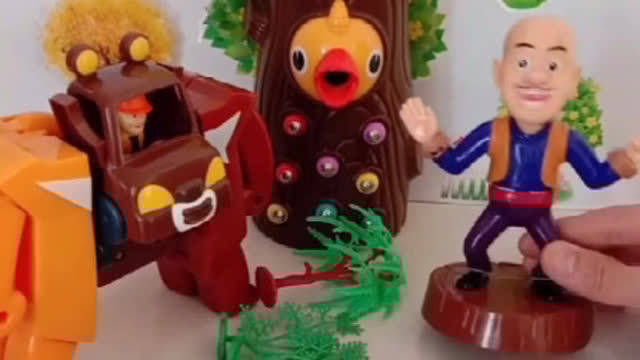 光头强的机器人又砍树了,还抓了熊大熊二,小鸟搅了光头强的好事!