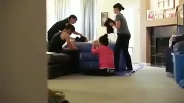 国外妈妈在家水中分娩视频,更让人印象深刻的是忙前忙后的爸爸