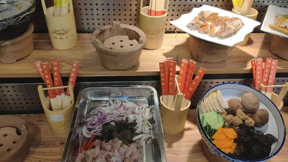 现在去餐厅吃个饭都这么复杂呀,还要抽签点菜呀!