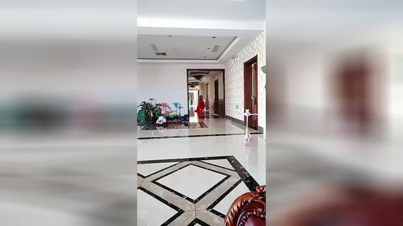 第一次见家里有安全出口标志的,这房子得有多大啊