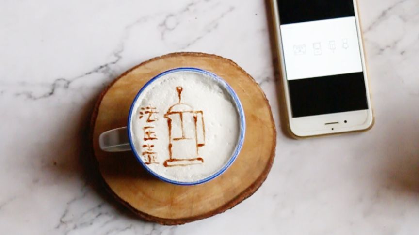 咖啡雕花欣赏:用巧克力酱在奶泡上画一个法压滤泡咖啡壶