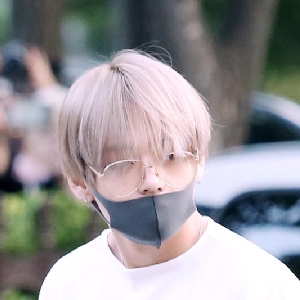 隐然遥若胭脂雪 