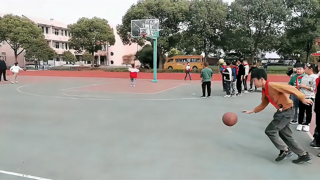 农村小学,学生少操场大,各种球类运动练起来