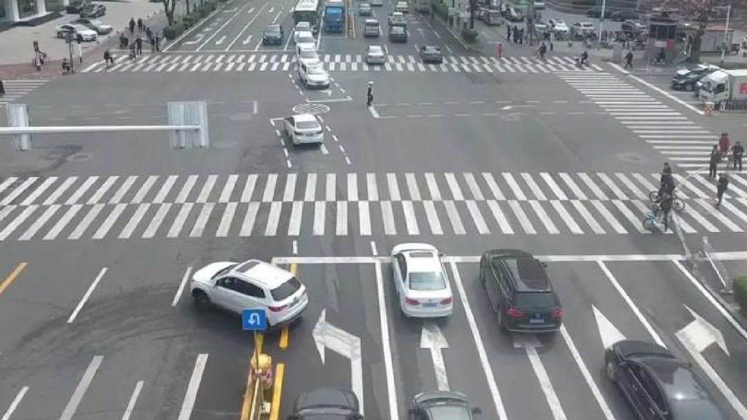 在红绿灯十字路口, 左转弯车和右转弯车, 到底谁让谁