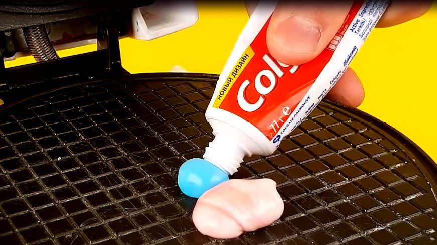 外国小伙做实验,牙膏新的玩法,现场画面惊呆众人!