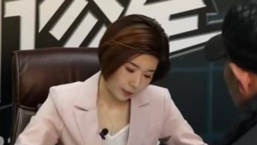 律师在线为男子分析房产纠纷 男子不愿意透露引案件升级?