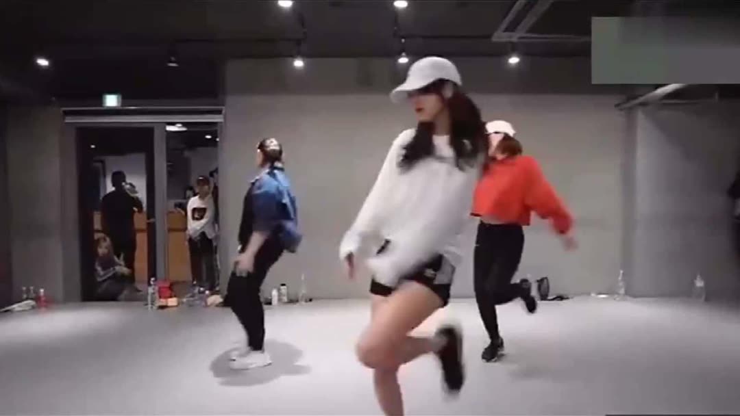 2019最火抖音舞蹈慢动作教程《Drops》,这个小姐姐有点帅