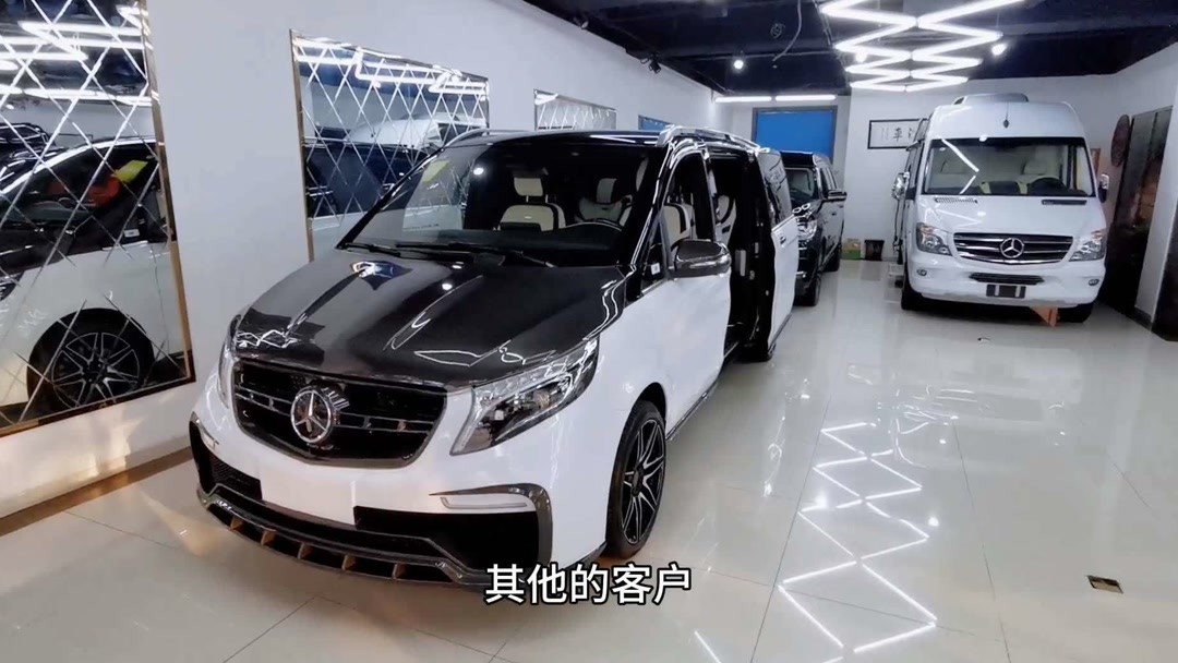 昨天一台特价奔驰V260L高顶商务车已经不在了,今天是它兄弟大白