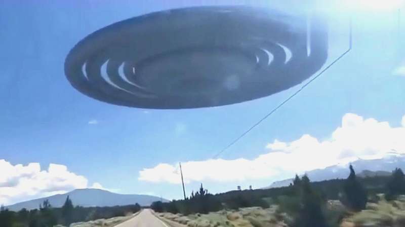 天空现巨型神秘不明飞行物,这么明显的操作,是真的?