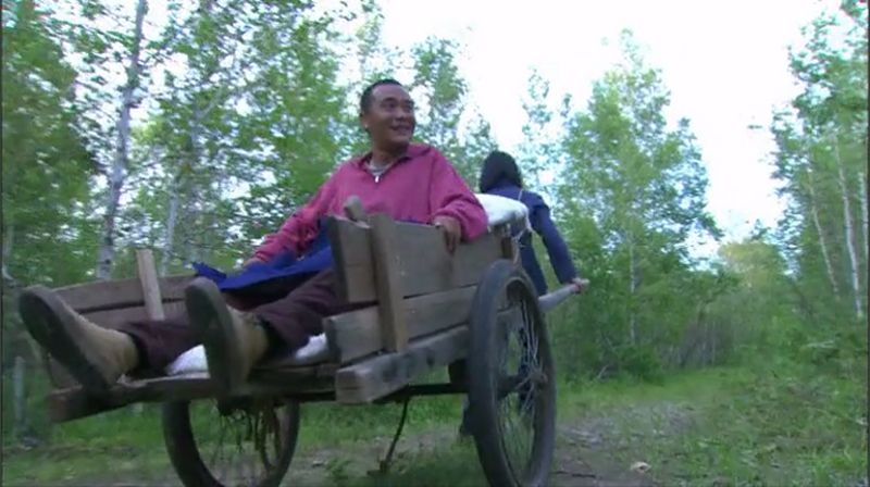 农村小媳妇用木板车拉着丈夫往山林里面去,这到底要做什么?