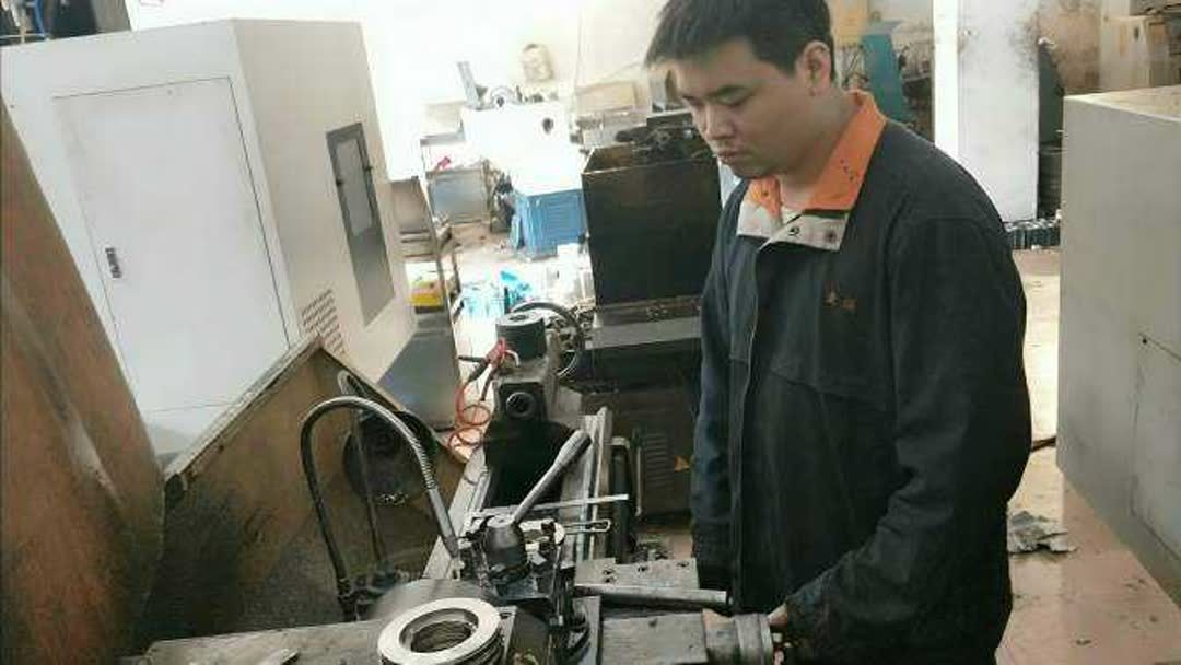 小伙做普车目前150一天,只要老板想用他准备干到老,你怎么看?