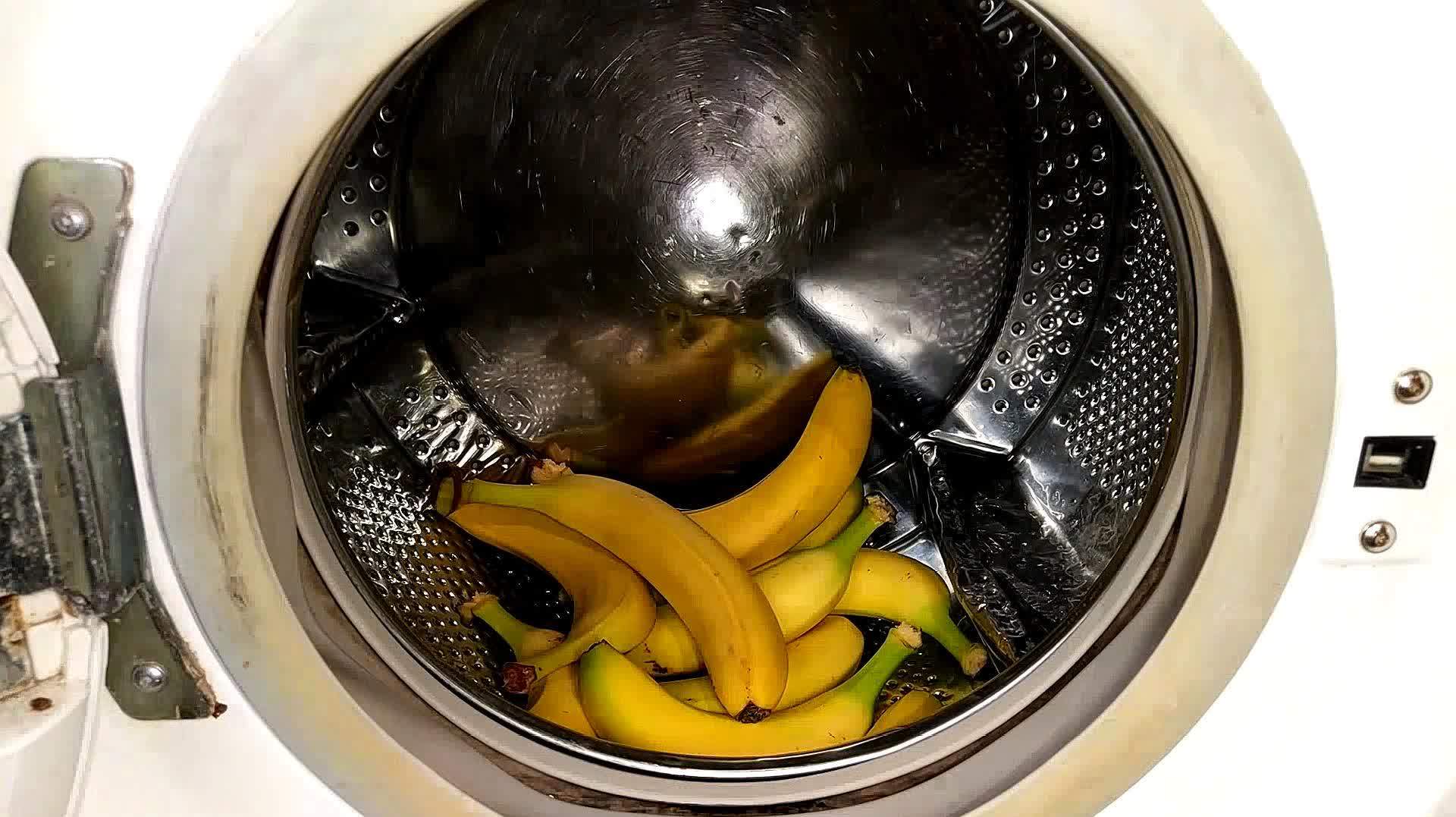 将一大串香蕉扔进滚筒洗衣机中,话说能抵受住这高速转动吗?