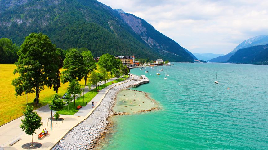 世上只有一种英雄主义,就是在认清生活真相之后依然热爱生活