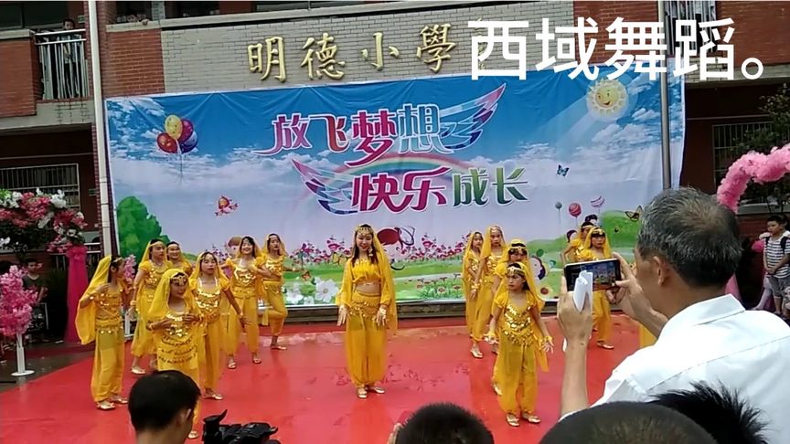 小学生也能跳出魔性的舞蹈。