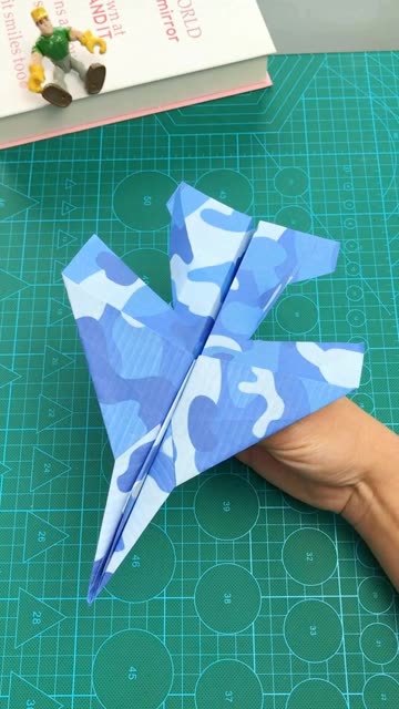 迷彩涂装的仿生纸飞机,飞行效果还相当平稳