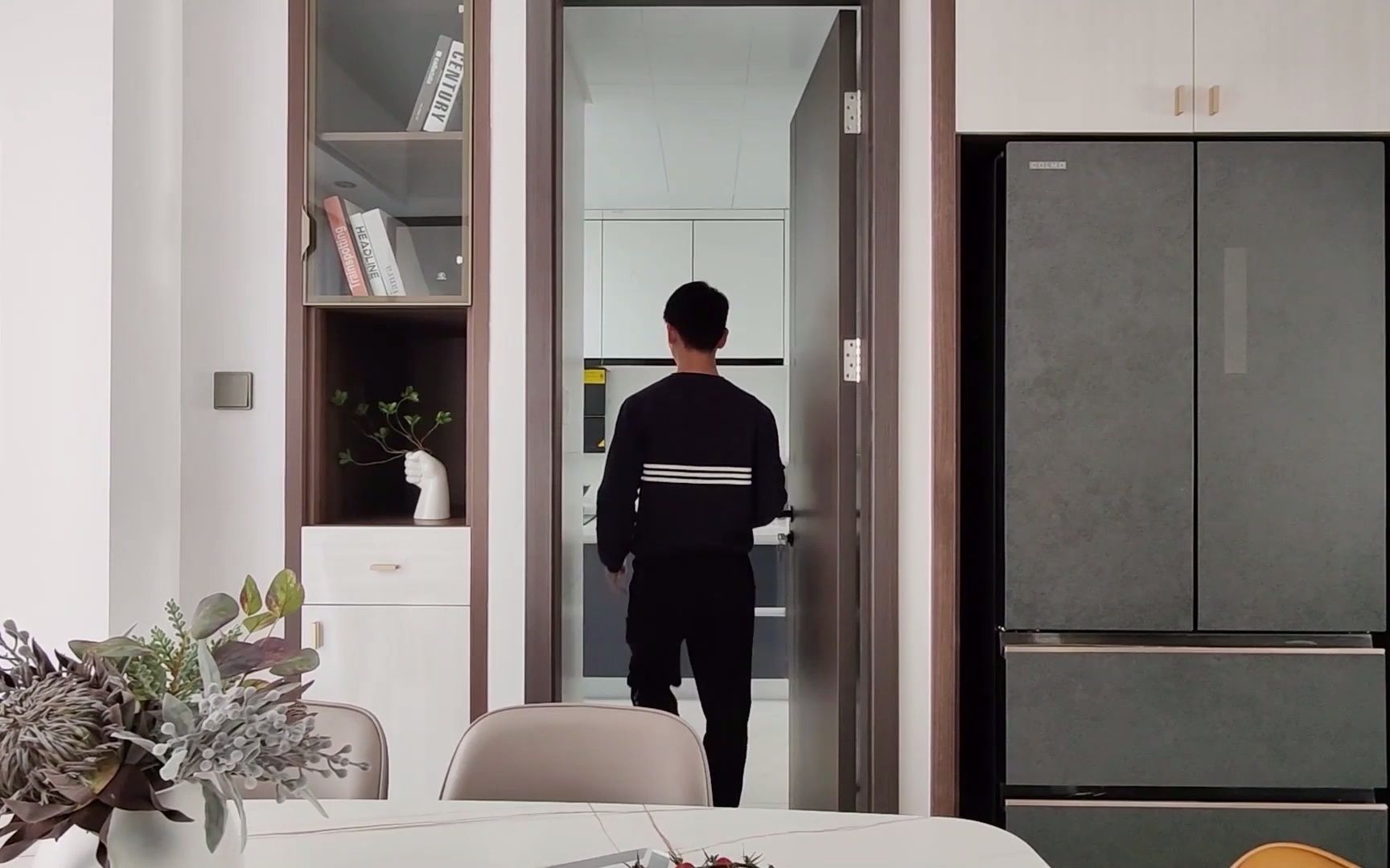 128㎡现代简约,隐形门的设计实在香!