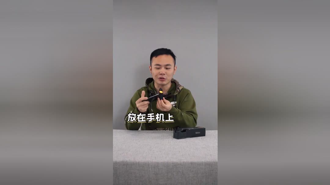 这个吃鸡连点器是充电的,按着不松就可以自动连点了。冲一次点能用...