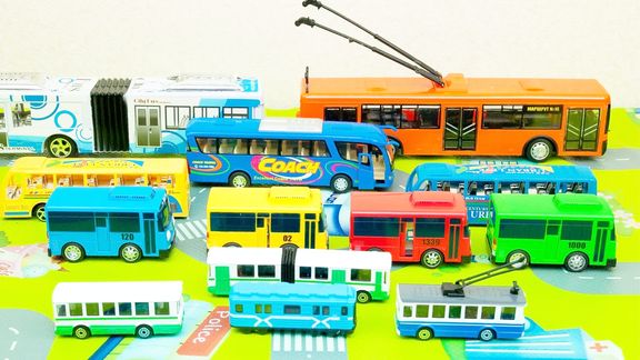 大大小小的卡通模型玩具公交车