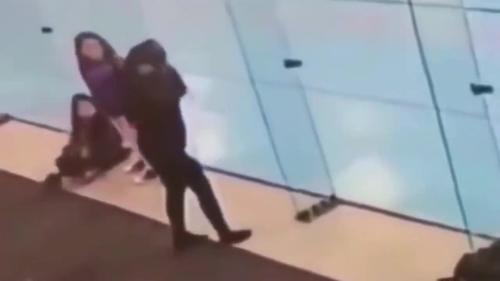 连撞三次玻璃门,姑娘你别捂脸了,越捂越尴尬!