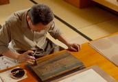 日本工匠展示传统木版画印制过程