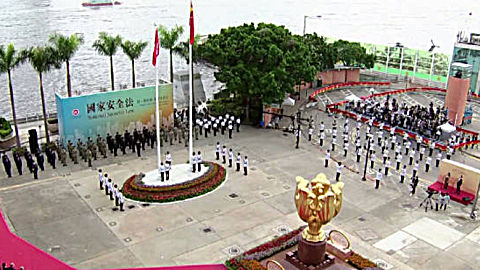 今早,香港举行升旗仪式,五星红旗在金紫荆广场高高飘扬