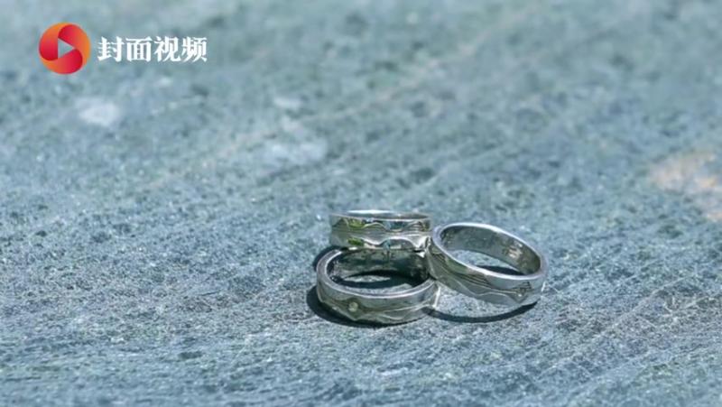 ...该枚戒指由学校珠宝学院的校友设计,学士镶水晶、硕士镶蓝宝石、...
