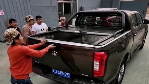 皮卡车最新款,整个车的装饰都升级了,车厢都这么高大上