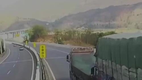 公路上的货车刹车失灵,司机用自己的货车顶住它,避免再次事故的发生