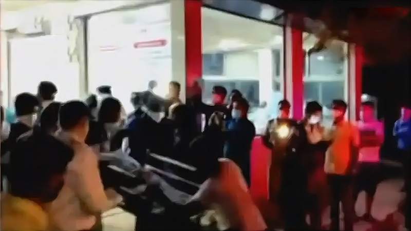 印度一家医院凌晨起火4人死亡:浓烟滚滚 墙体被烧黑