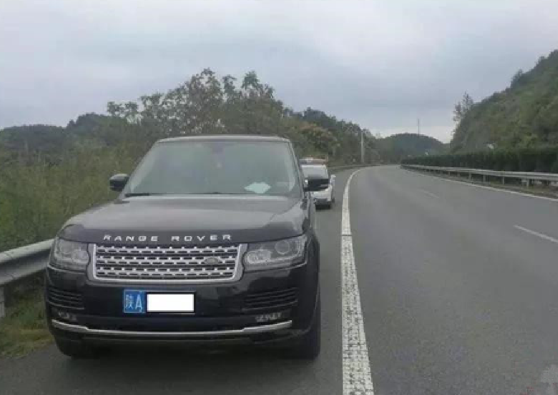 百万豪车被人扔路边,民警捡到告知车主,车主看到字条,勃然大怒