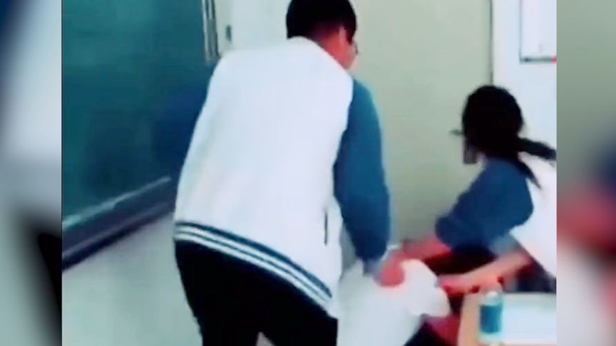 同学翻唱《西海情歌》,还以为老师会潇洒离开,没想到却蹲下哭了