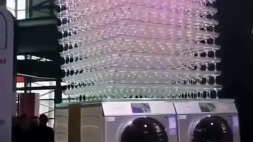 卡萨帝双子洗衣机,为了测试震动洗衣服时的稳定性,在上面放了上百个...