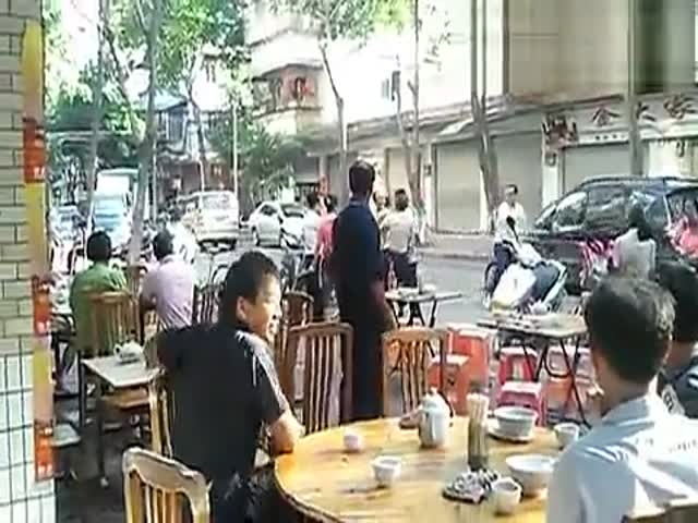 路边大排档打架一幕