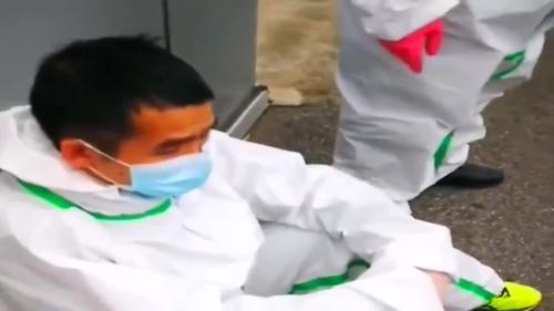 武汉火神山自愿者,扛500斤一桶的消毒液,手已经烧破了