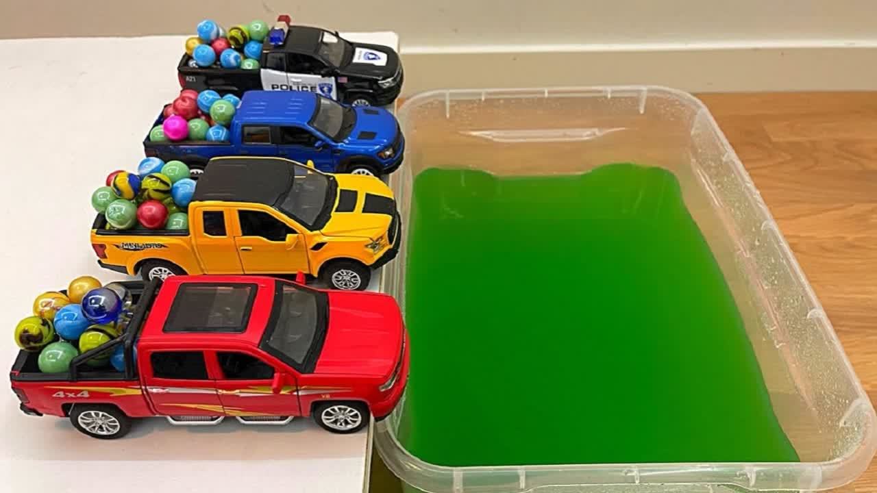 小皮卡汽车玩具装载小球滑行