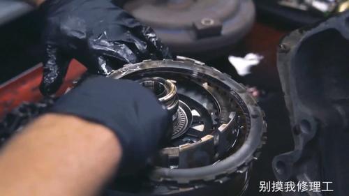 外国人拆解自动变速器,宝马修理工简述工作原理,网友:打扰了!