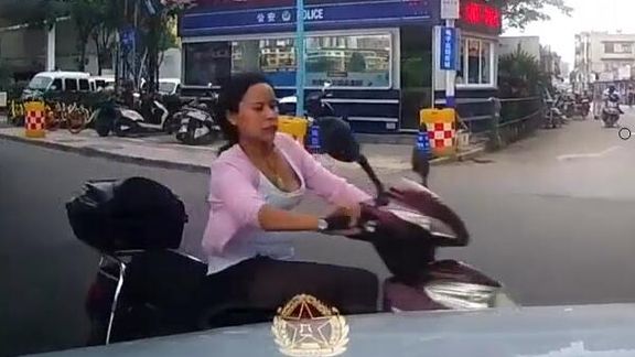 姑娘骑电动车逆行,刚好转弯遇盲区,记录仪拍下令我无奈的10秒