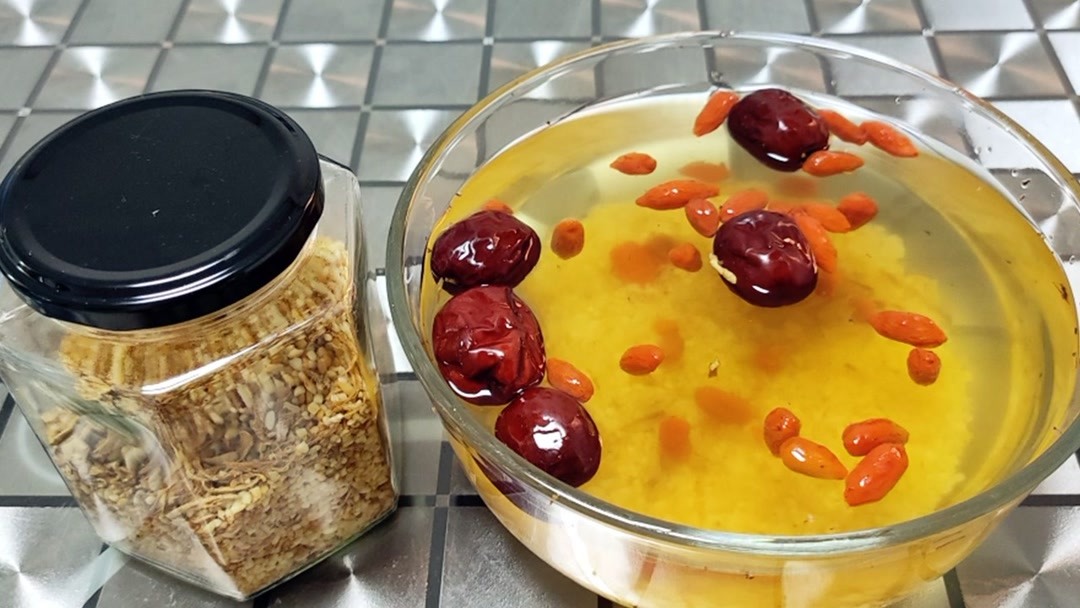 把生姜和大米炒糊了泡茶喝,清肠刮脂,暖胃消食,保存半年不坏