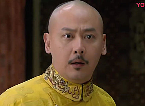 新还珠格格:含香在反抗皇上时,突然拿出匕首刺向皇上